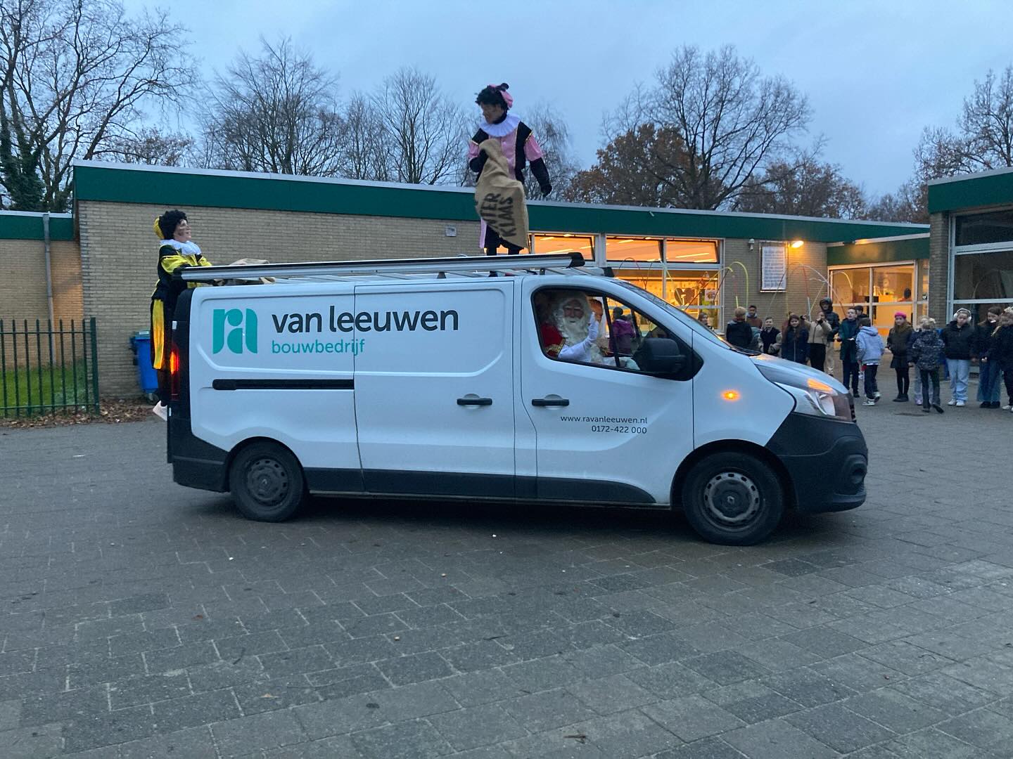 Sint in stijl naar de Tamboerijn - R.A. van Leeuwen Bouwbedrijf